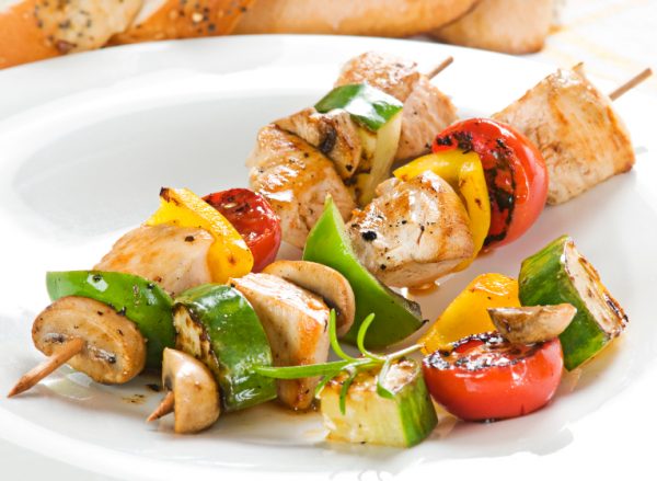 Cómo hacer brochetas de pollo con verduras | Coren